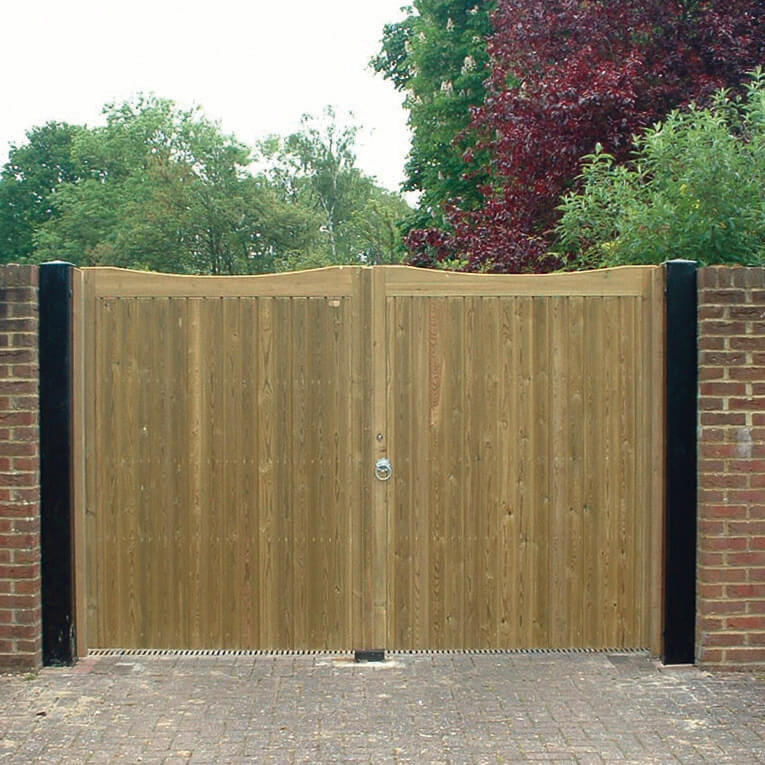 Sandwich Courtyard Entrance Gates | Jacksons Fencing