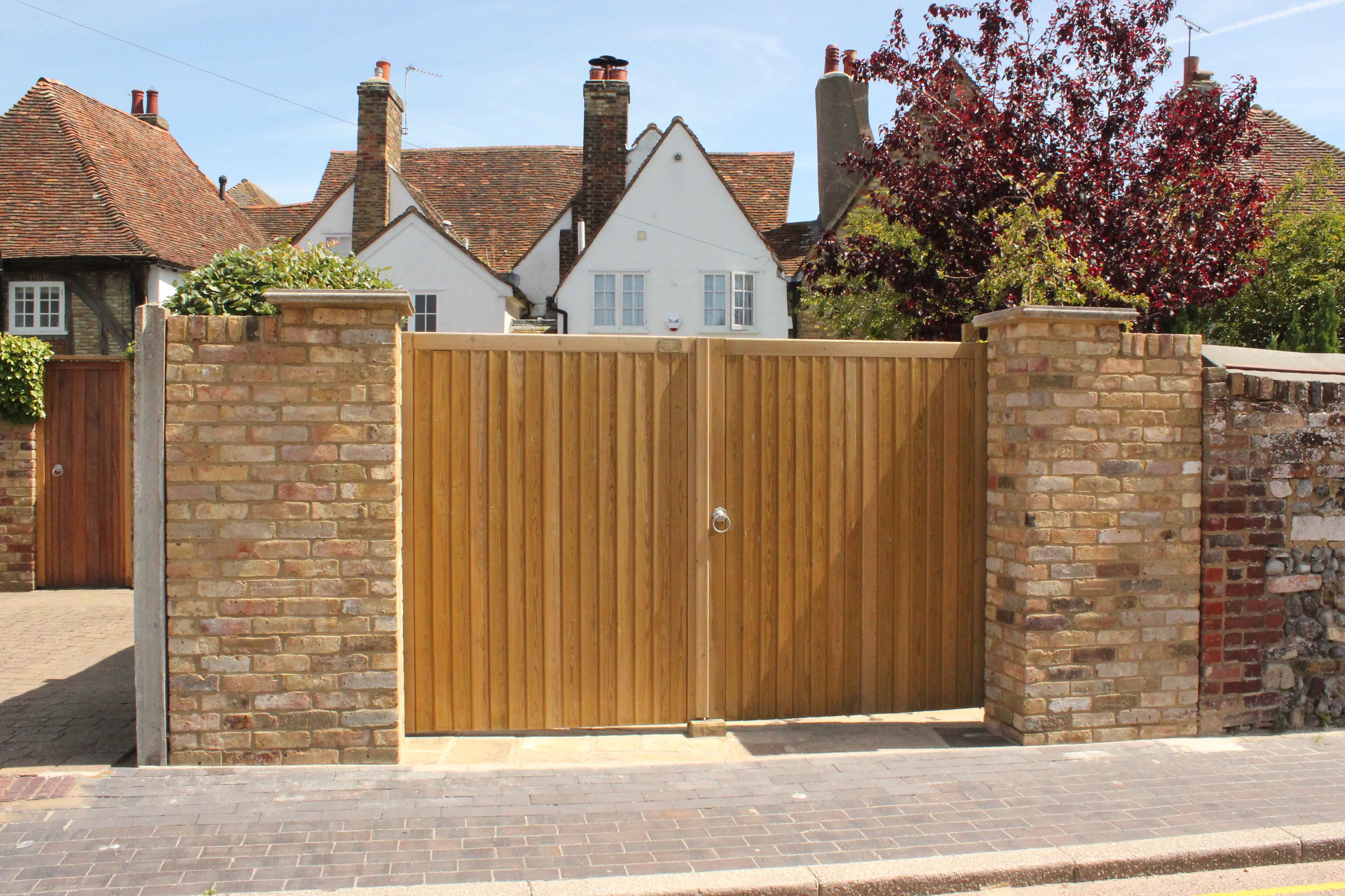 Elizabethan House Gets Courtyard Garden Makeover | Jacksons Fencing ...