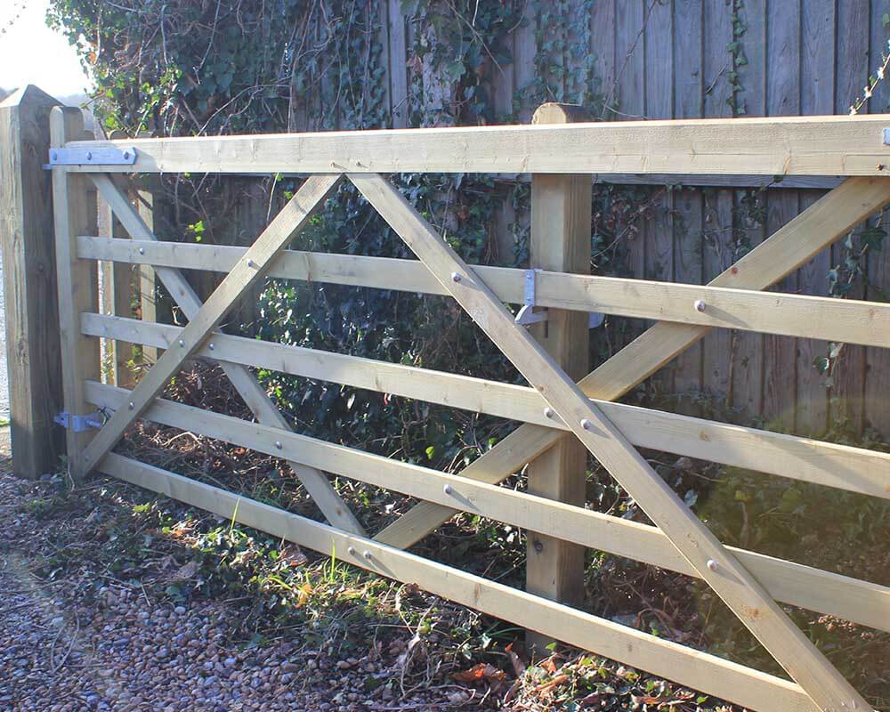 Local Ashford Installer replaces damaged fence with Traditional ...
